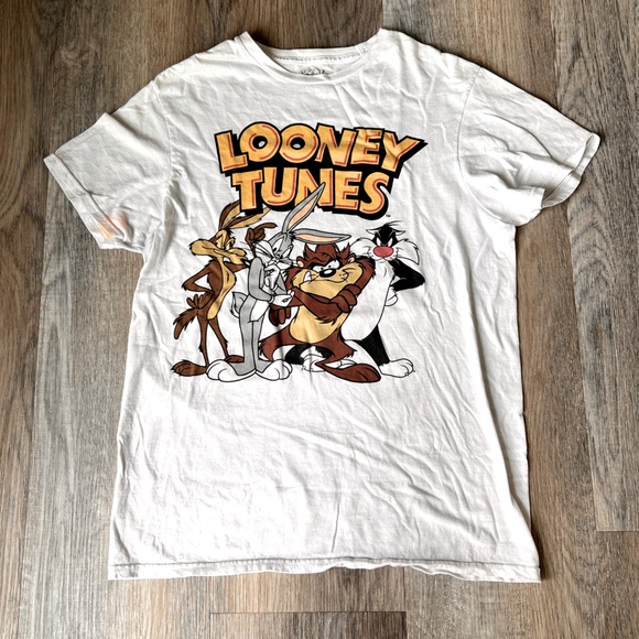 Warner Bros. | Tops | Euc Looney Tunes Graphic Tee Size Medium | Poshmark